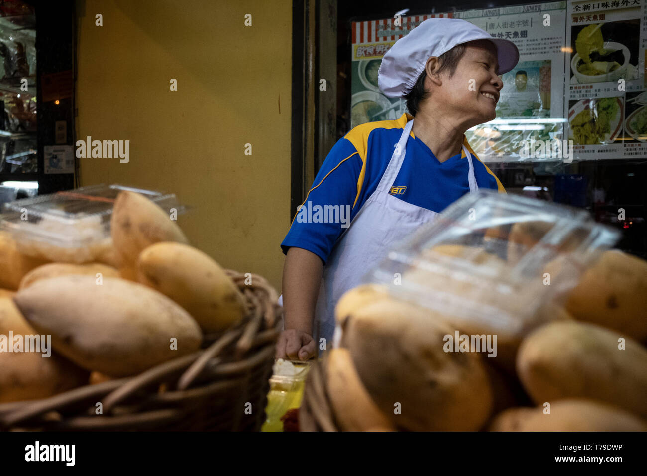 Selling mango hi-res stock photography and images - Alamy