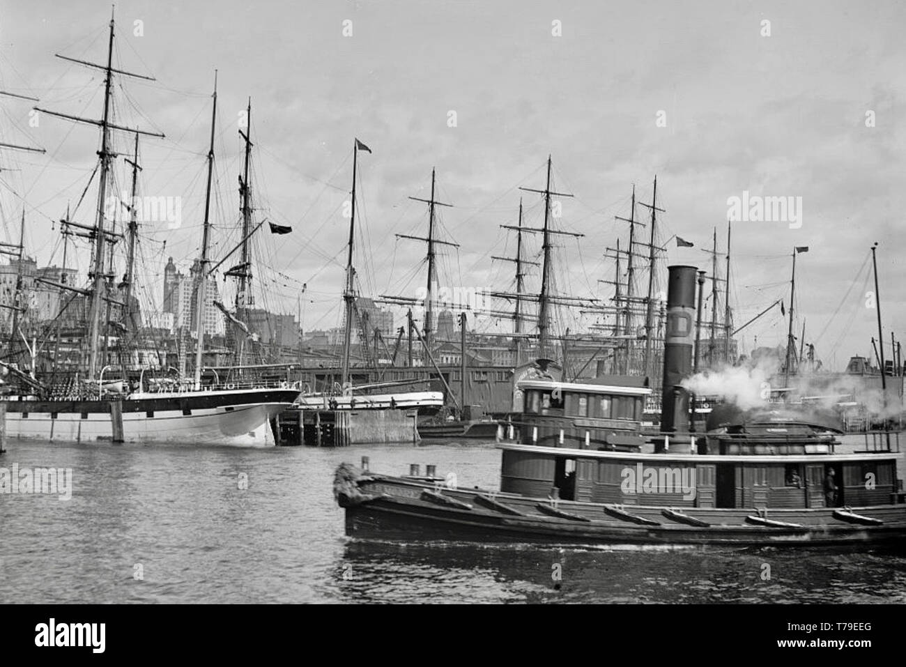 Shipping at East River docks, New York City 1900 Stock Photo - Alamy