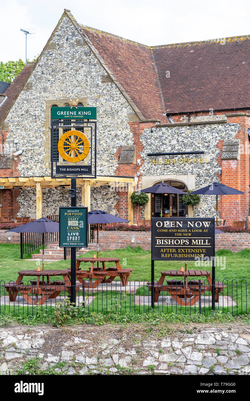 Pub signage hi-res stock photography and images - Alamy