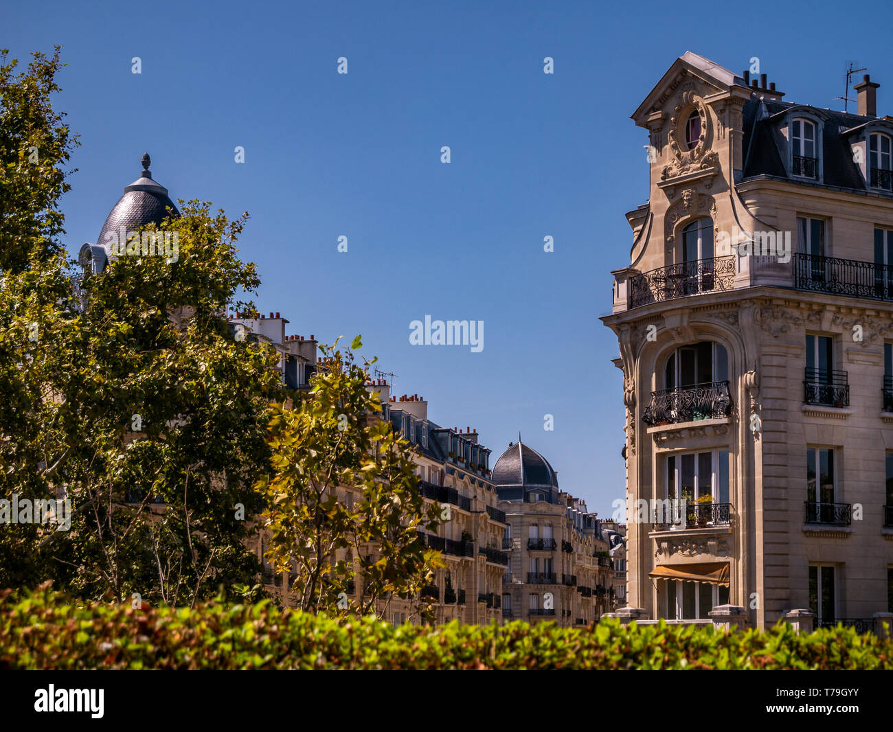 Paris residential buildings. Old Paris architecture, beautiful facade ...