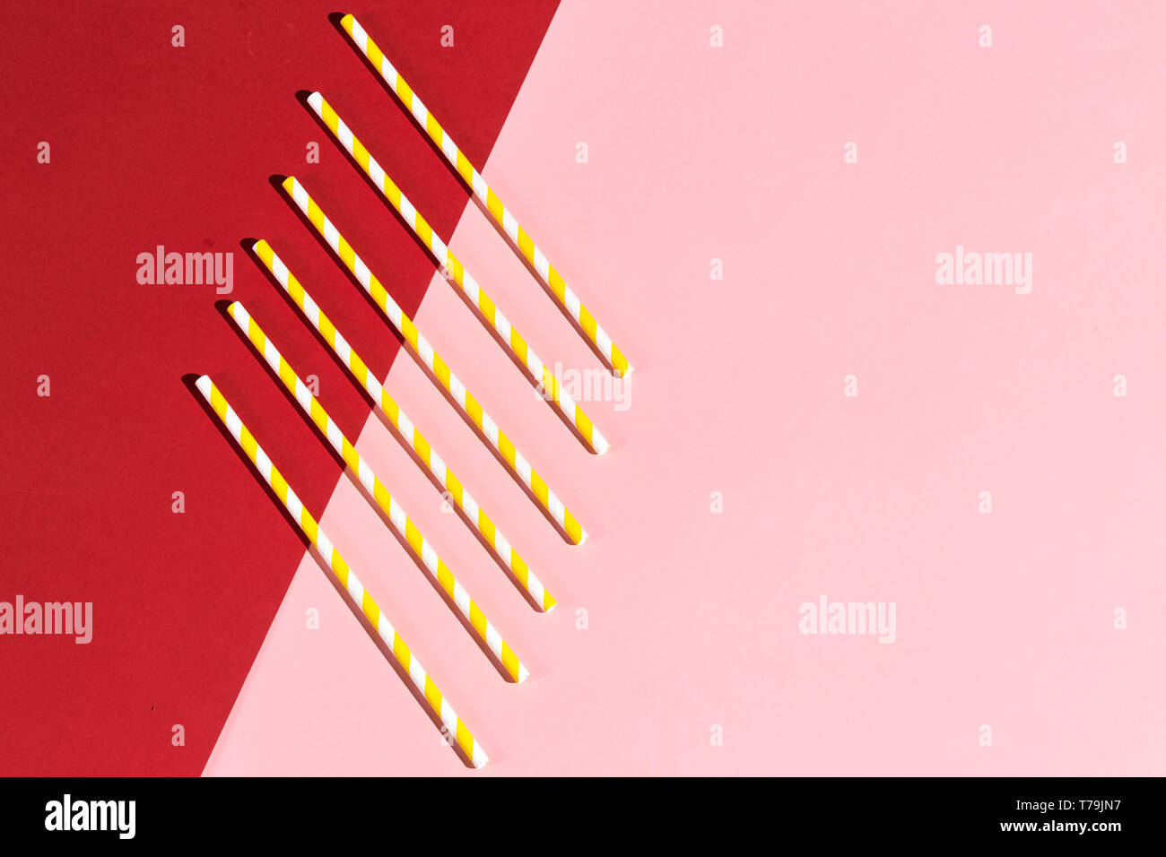 Plastic straws pile table hi-res stock photography and images - Alamy