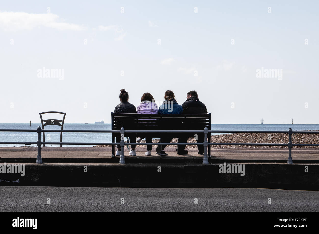 Family sat on a bench hi-res stock photography and images - Alamy