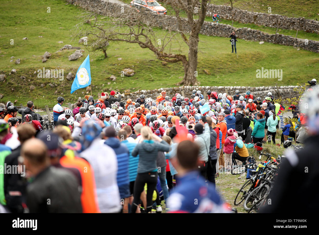 A general view as riders make their way up Park Rash in the Yorkshire ...