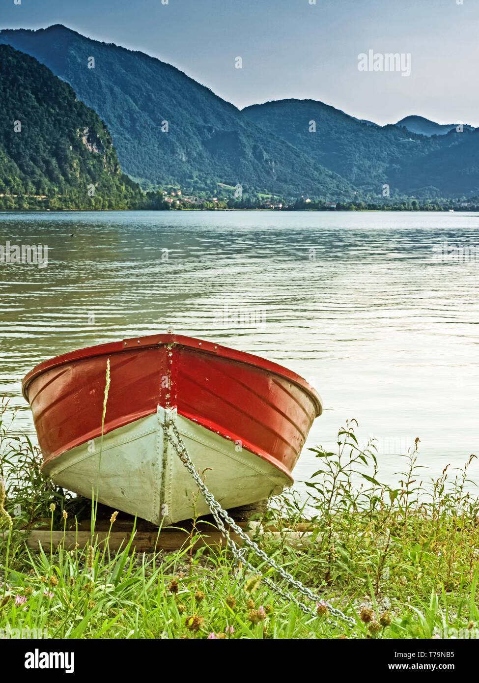 Green and red rowing boat hi-res stock photography and images - Alamy