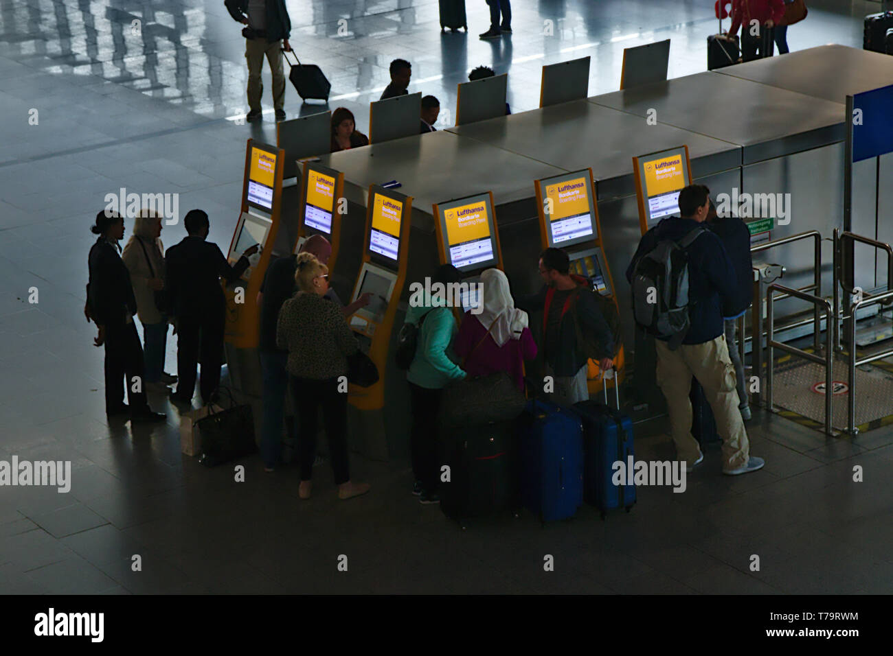 interior airport frankfurt passengers at check-in Stock Photo - Alamy