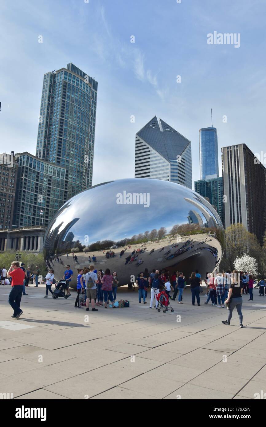 The iconic Cloud Gate "Chicago Bean", at AT&T plaza, Millennium Park ...