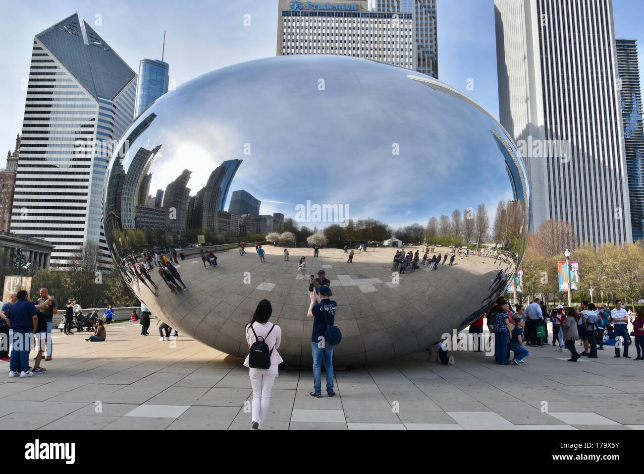 The iconic Cloud Gate "Chicago Bean", at AT&T plaza, Millennium Park ...