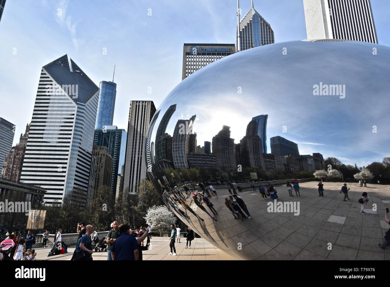 The iconic Cloud Gate "Chicago Bean", at AT&T plaza, Millennium Park ...