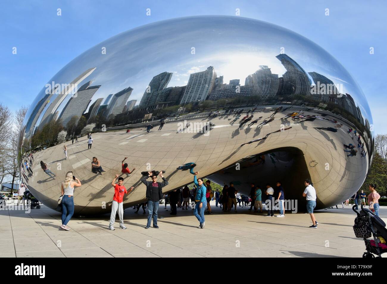 The iconic Cloud Gate "Chicago Bean", at AT&T plaza, Millennium Park ...