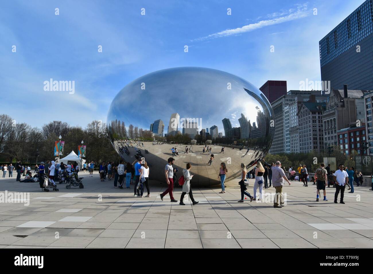 The iconic Cloud Gate "Chicago Bean", at AT&T plaza, Millennium Park ...