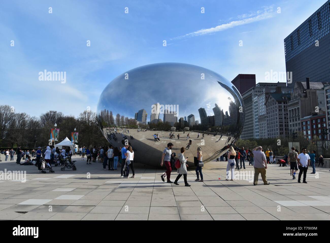 The iconic Cloud Gate "Chicago Bean", at AT&T plaza, Millennium Park ...