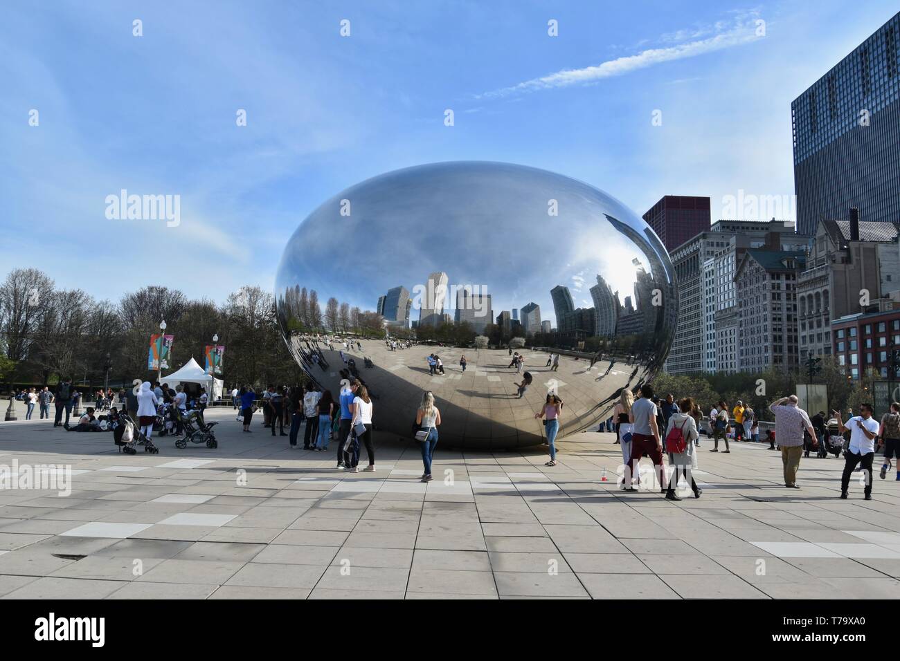 The iconic Cloud Gate "Chicago Bean", at AT&T plaza, Millennium Park ...
