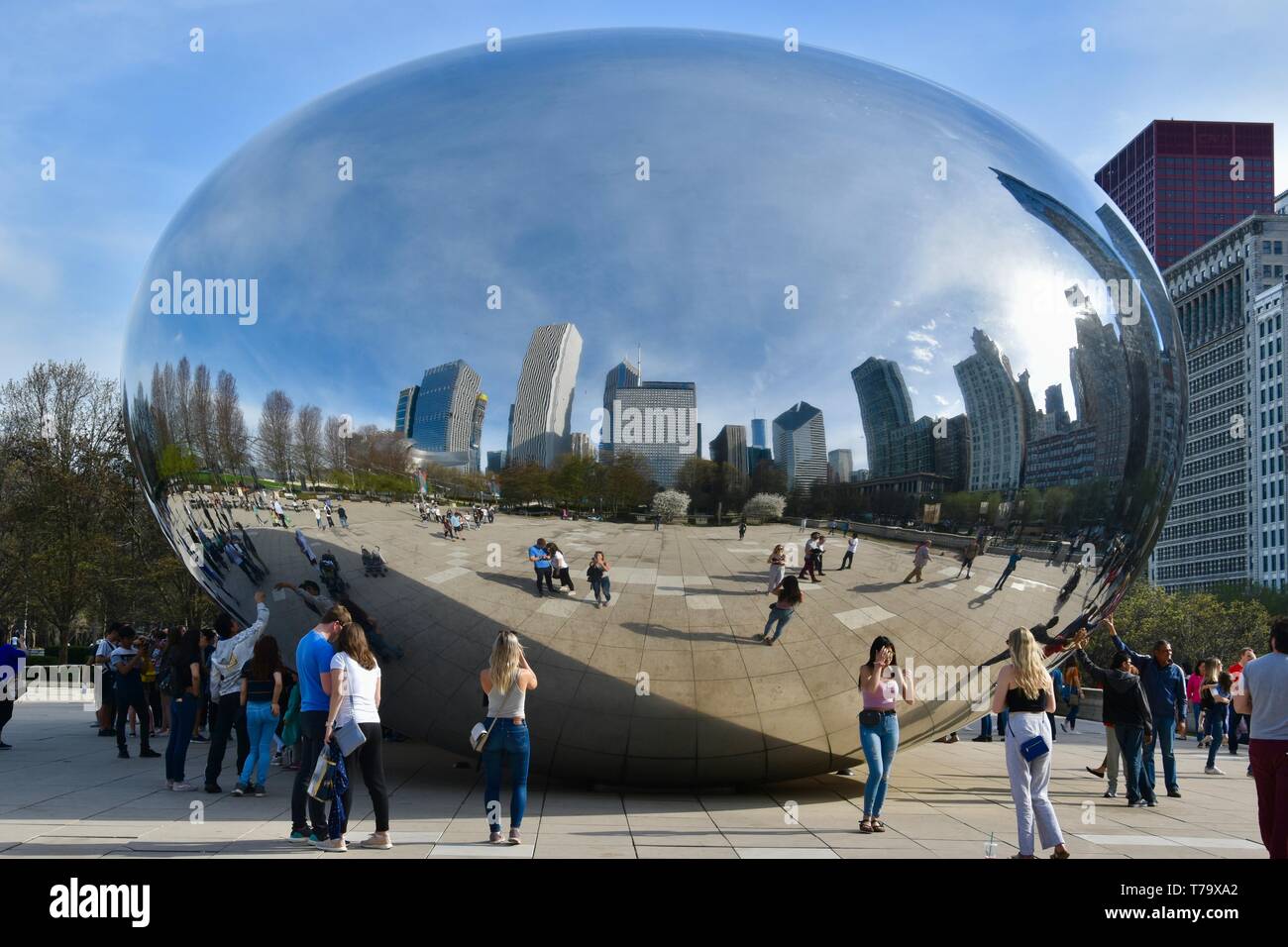 The iconic Cloud Gate "Chicago Bean", at AT&T plaza, Millennium Park ...