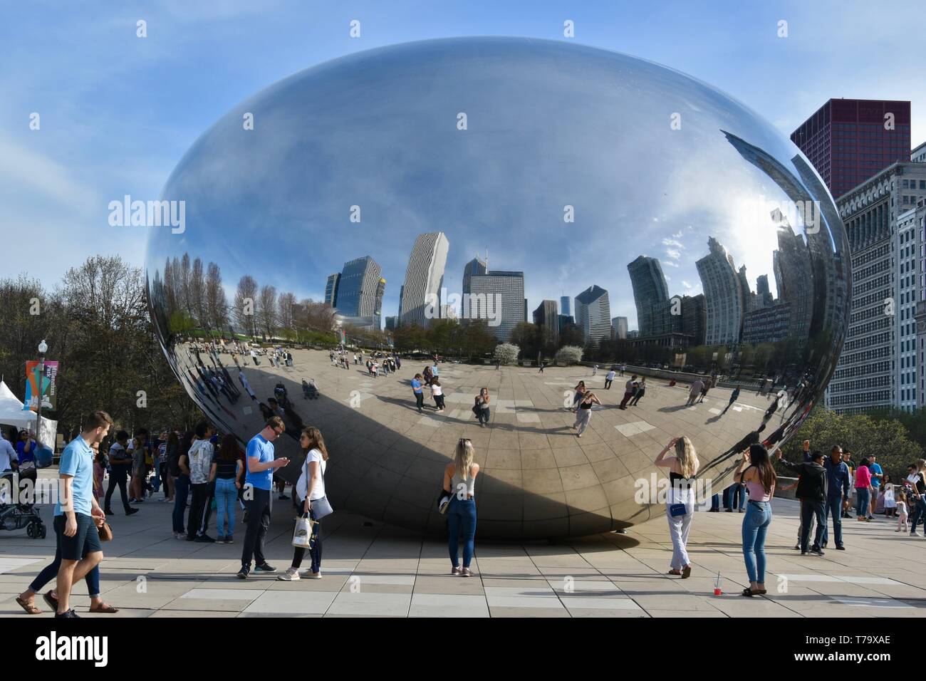 The iconic Cloud Gate "Chicago Bean", at AT&T plaza, Millennium Park ...