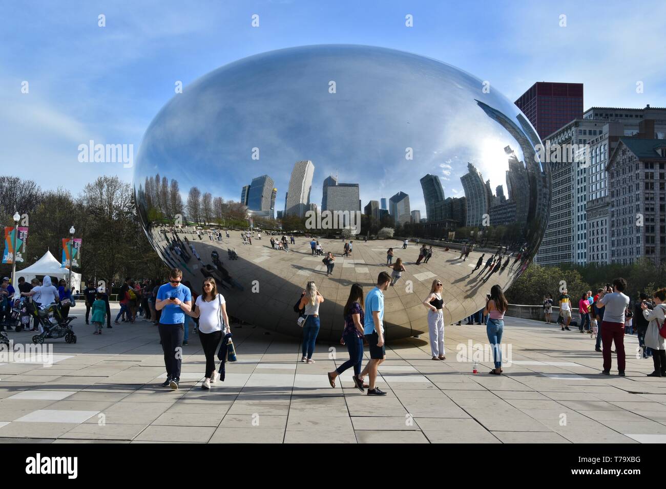 The iconic Cloud Gate "Chicago Bean", at AT&T plaza, Millennium Park ...