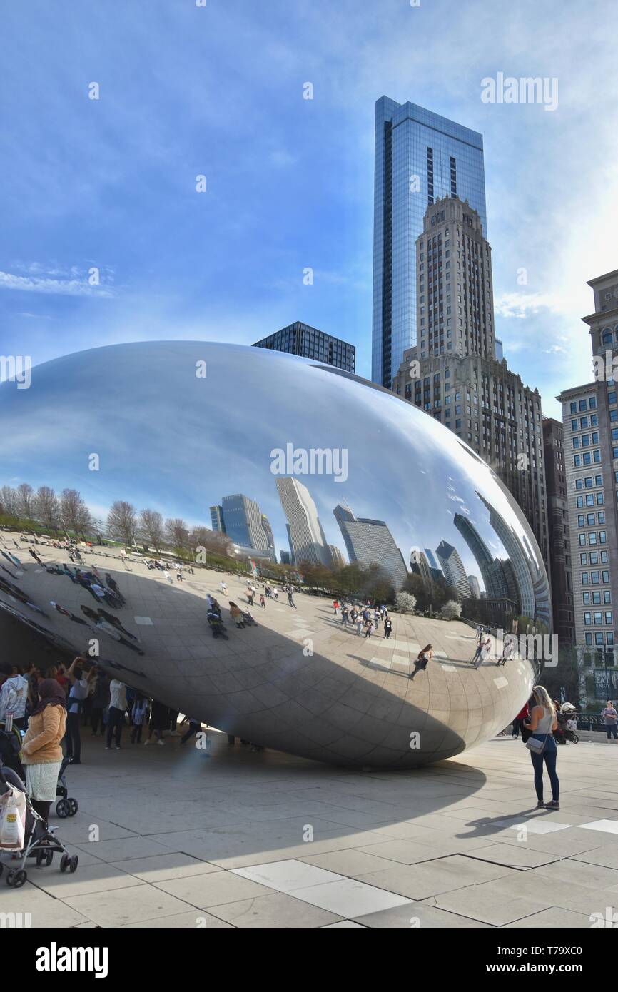 The iconic Cloud Gate "Chicago Bean", at AT&T plaza, Millennium Park, Chicago, Illinois Stock ...