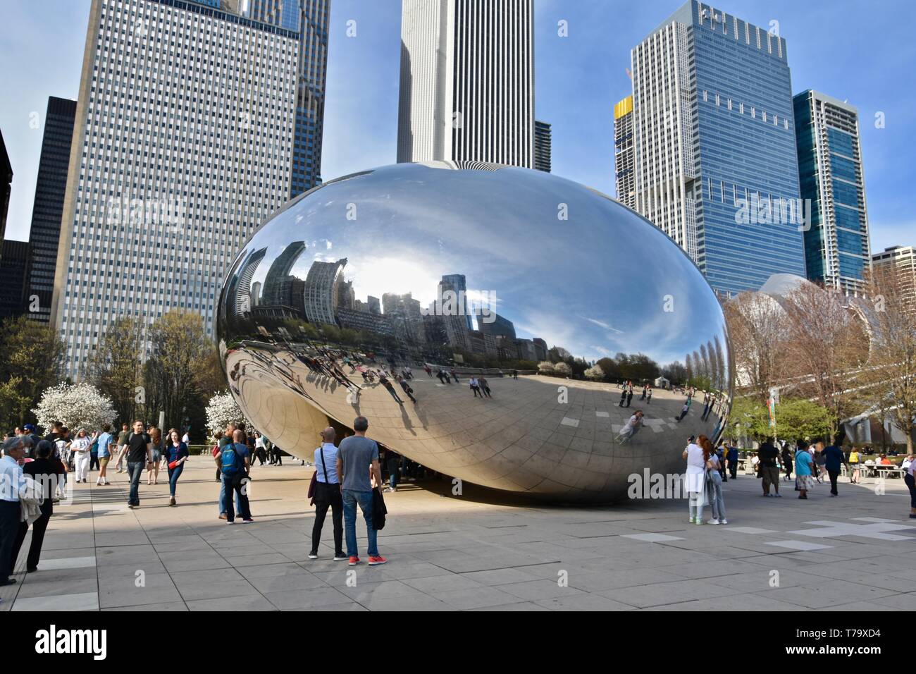 The iconic Cloud Gate "Chicago Bean", at AT&T plaza, Millennium Park ...