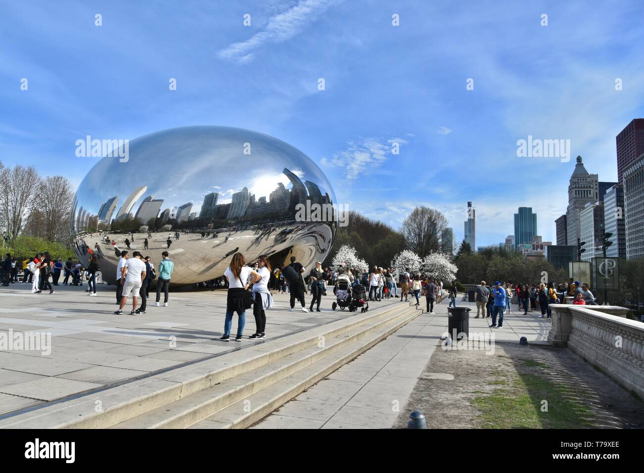 The iconic Cloud Gate "Chicago Bean", at AT&T plaza, Millennium Park ...