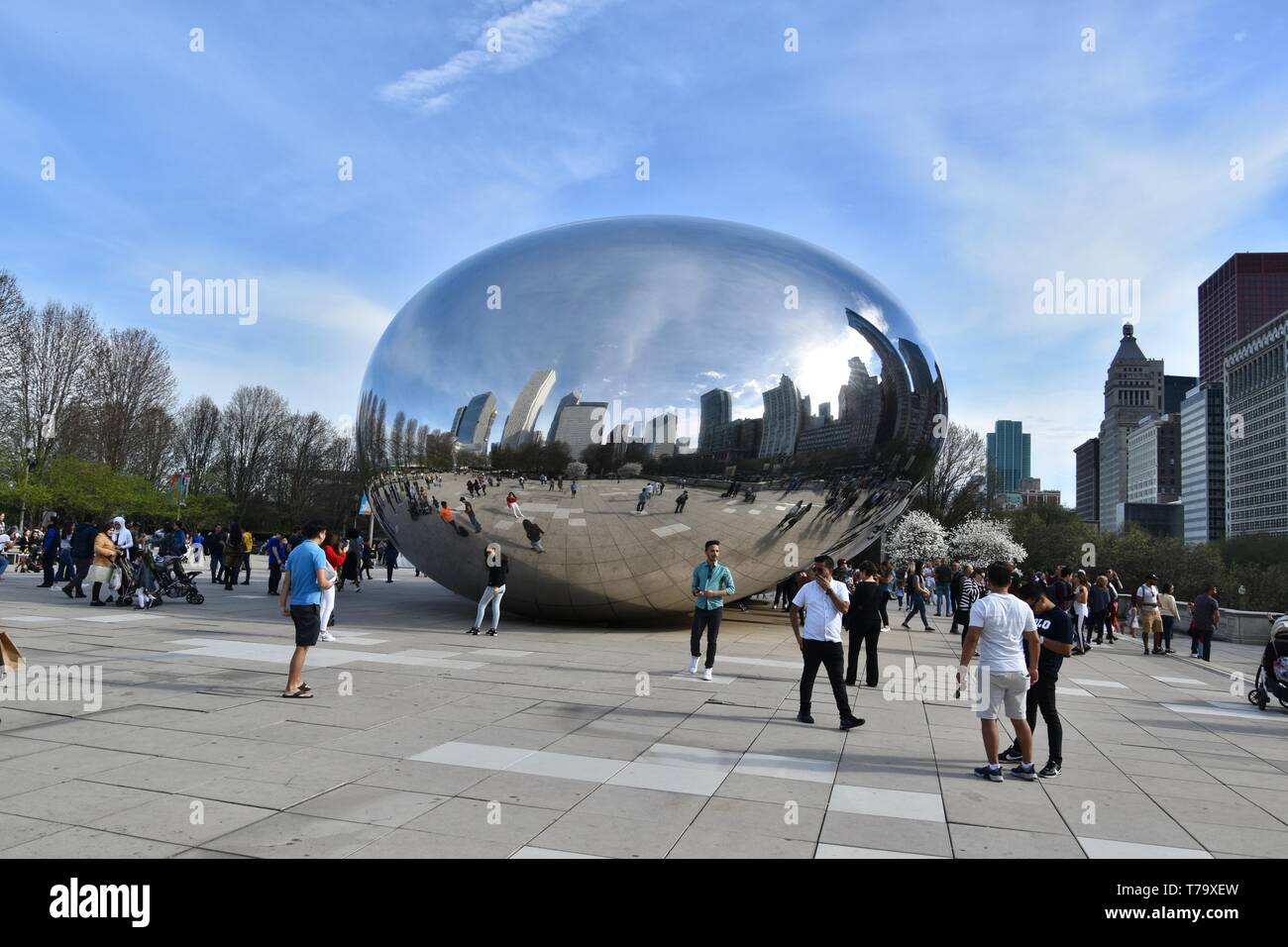 The iconic Cloud Gate "Chicago Bean", at AT&T plaza, Millennium Park ...