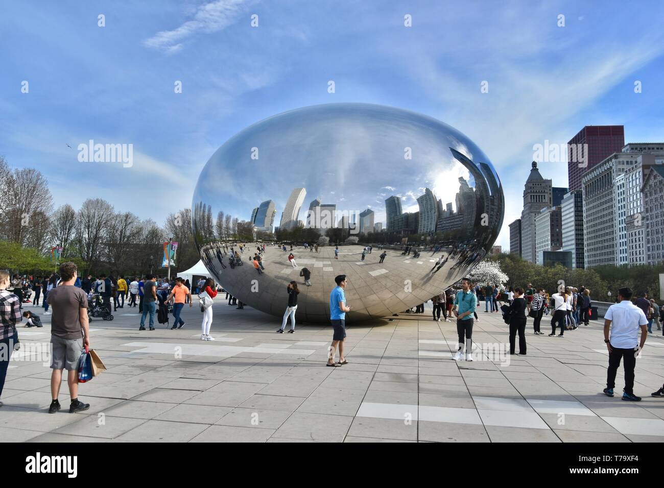 The iconic Cloud Gate "Chicago Bean", at AT&T plaza, Millennium Park ...