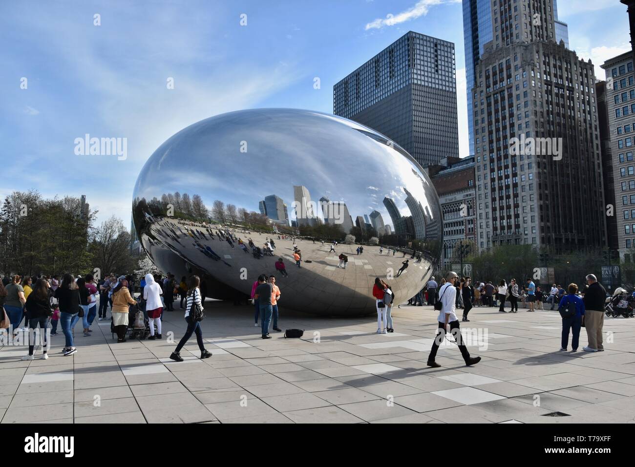The iconic Cloud Gate "Chicago Bean", at AT&T plaza, Millennium Park ...