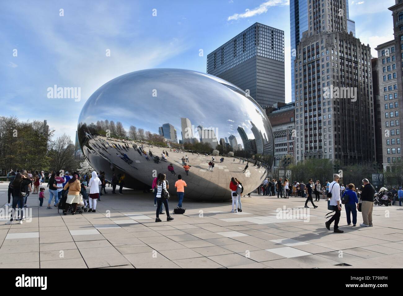 The iconic Cloud Gate "Chicago Bean", at AT&T plaza, Millennium Park ...