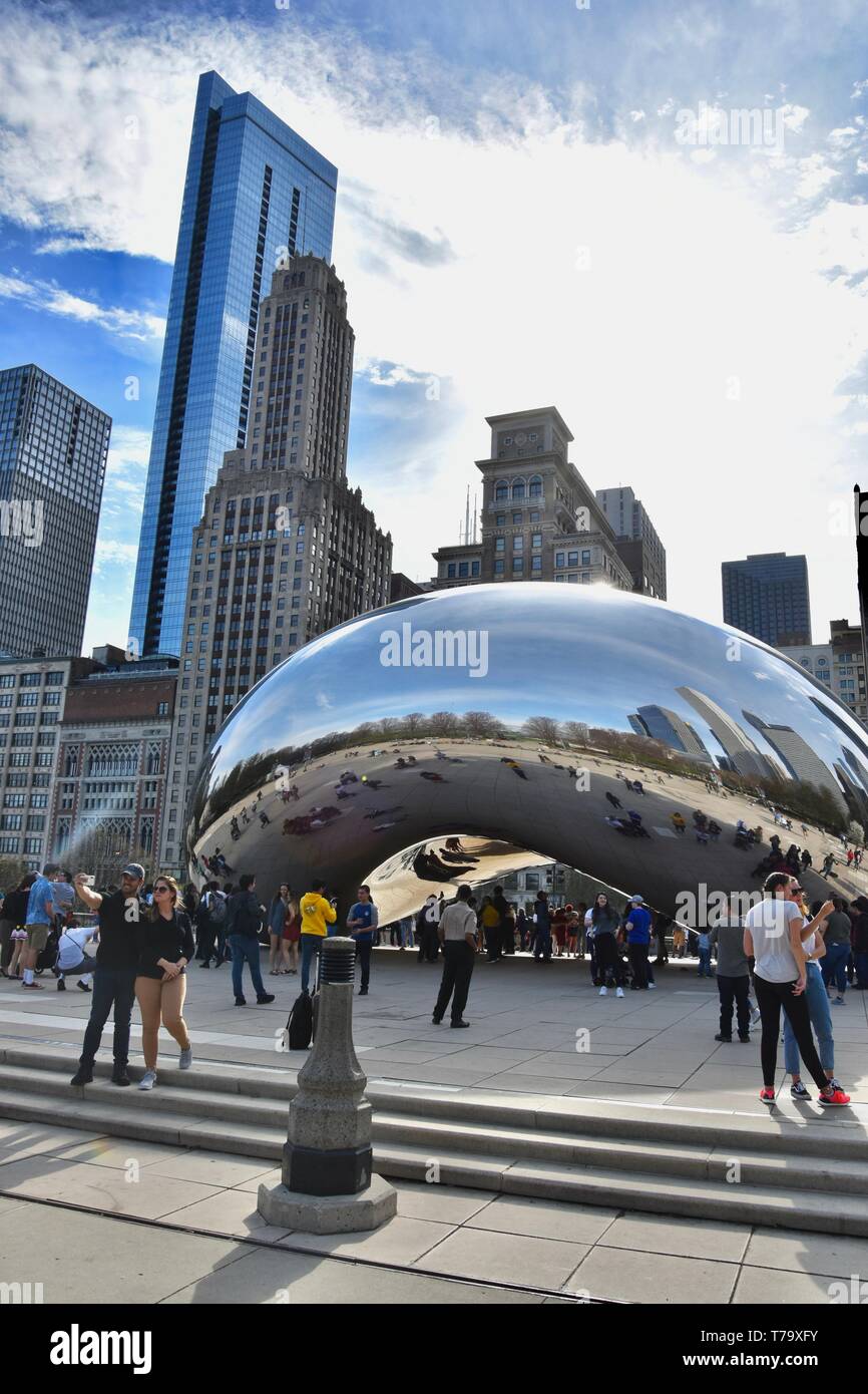The iconic Cloud Gate "Chicago Bean", at AT&T plaza, Millennium Park ...
