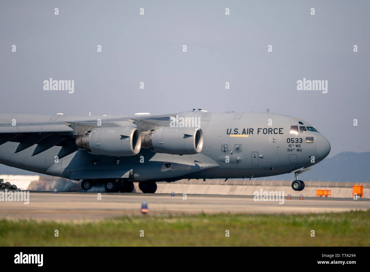 A Pacific Air Forces C-17 Globemaster III conducts flight ...