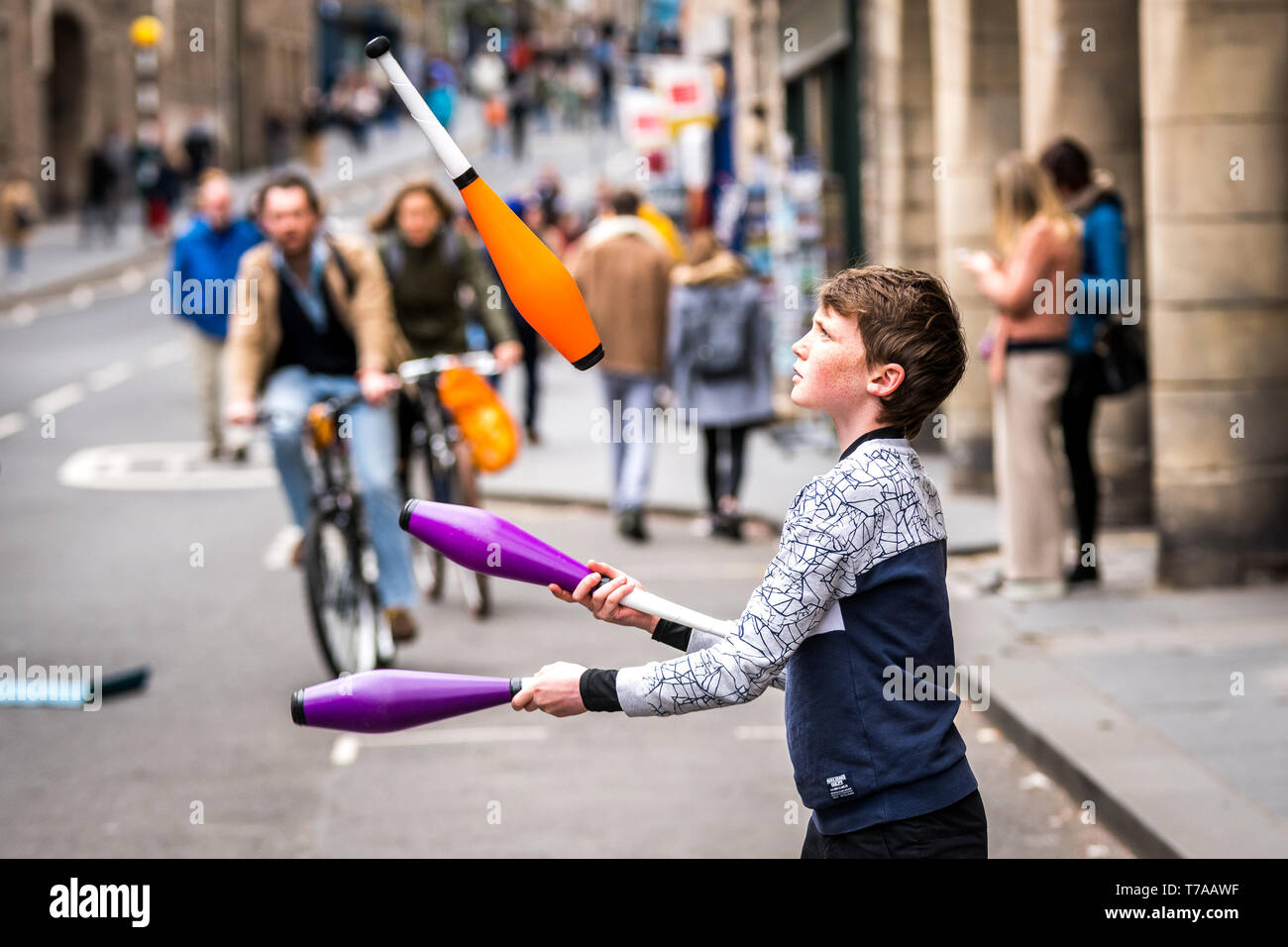 Sun 5 May 2019. Edinburgh, UK. A young juggler on Edinburgh’s Royal ...