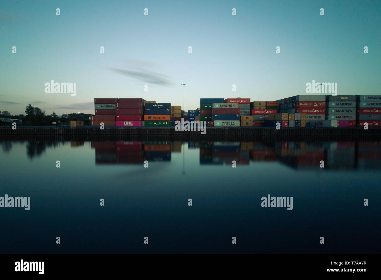 Shipload hi-res stock photography and images - Alamy