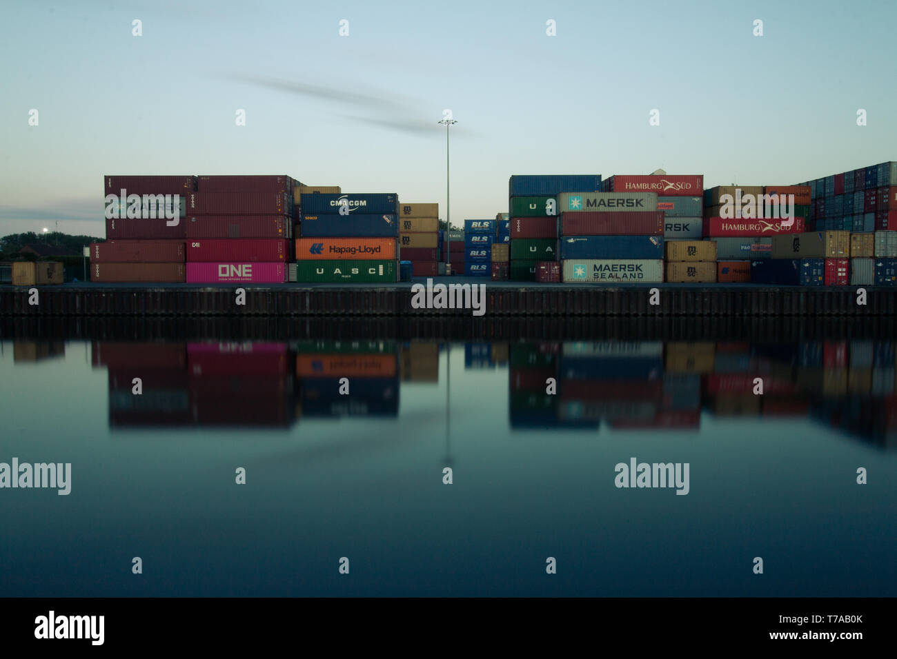 Shipload hi-res stock photography and images - Alamy