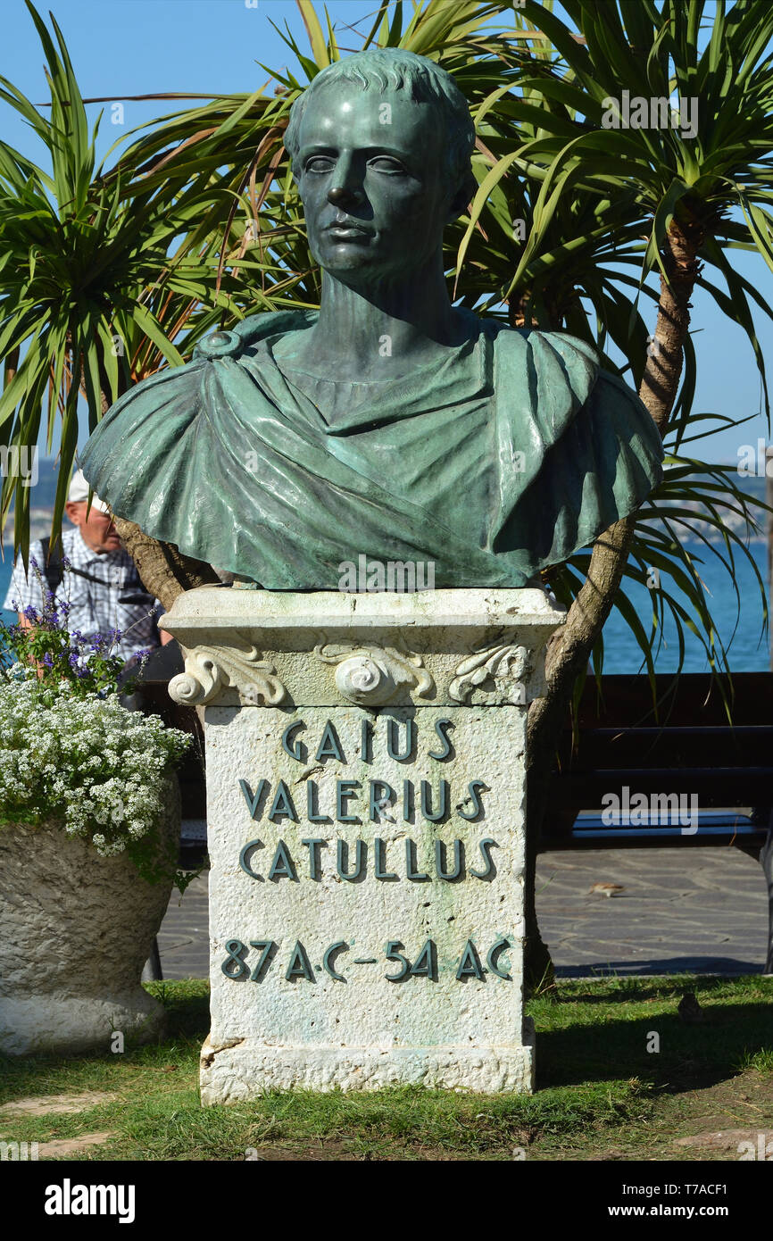Catullus statue garda hi-res stock photography and images - Alamy