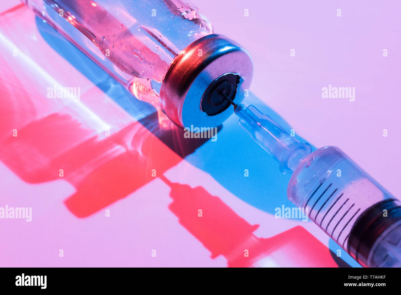 Glass bottle with vaccine and syringe for injection Stock Photo - Alamy