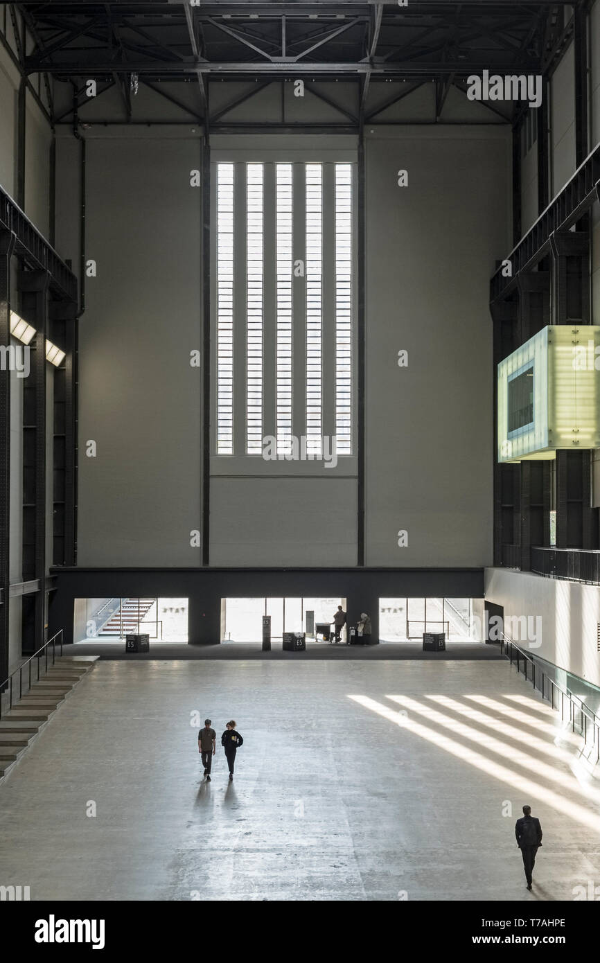 Visitors on the entrance ramp to the the vast Turbine Hall at Tate ...