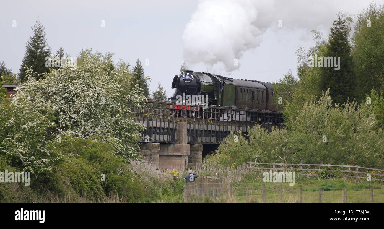 Steam train coming down the track Stock Photo - Alamy