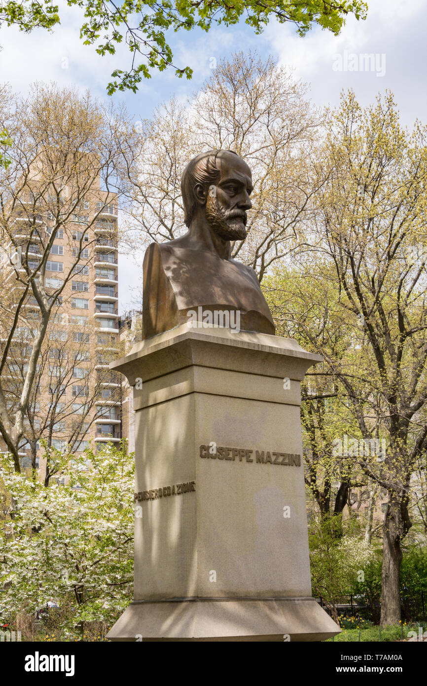 Statue of mazzini hi-res stock photography and images - Alamy