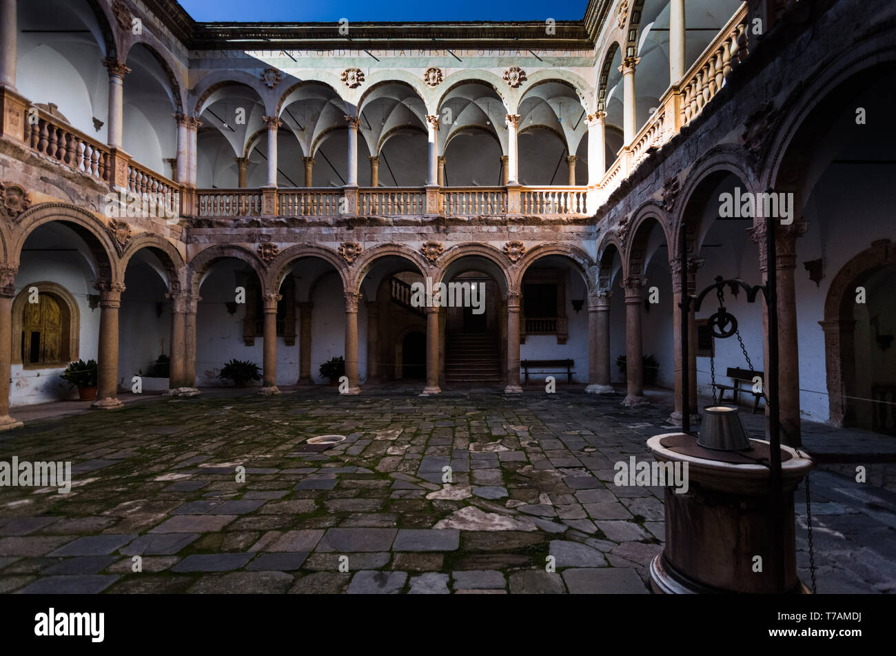 Castillo De La Calahorra Stock Photo - Alamy