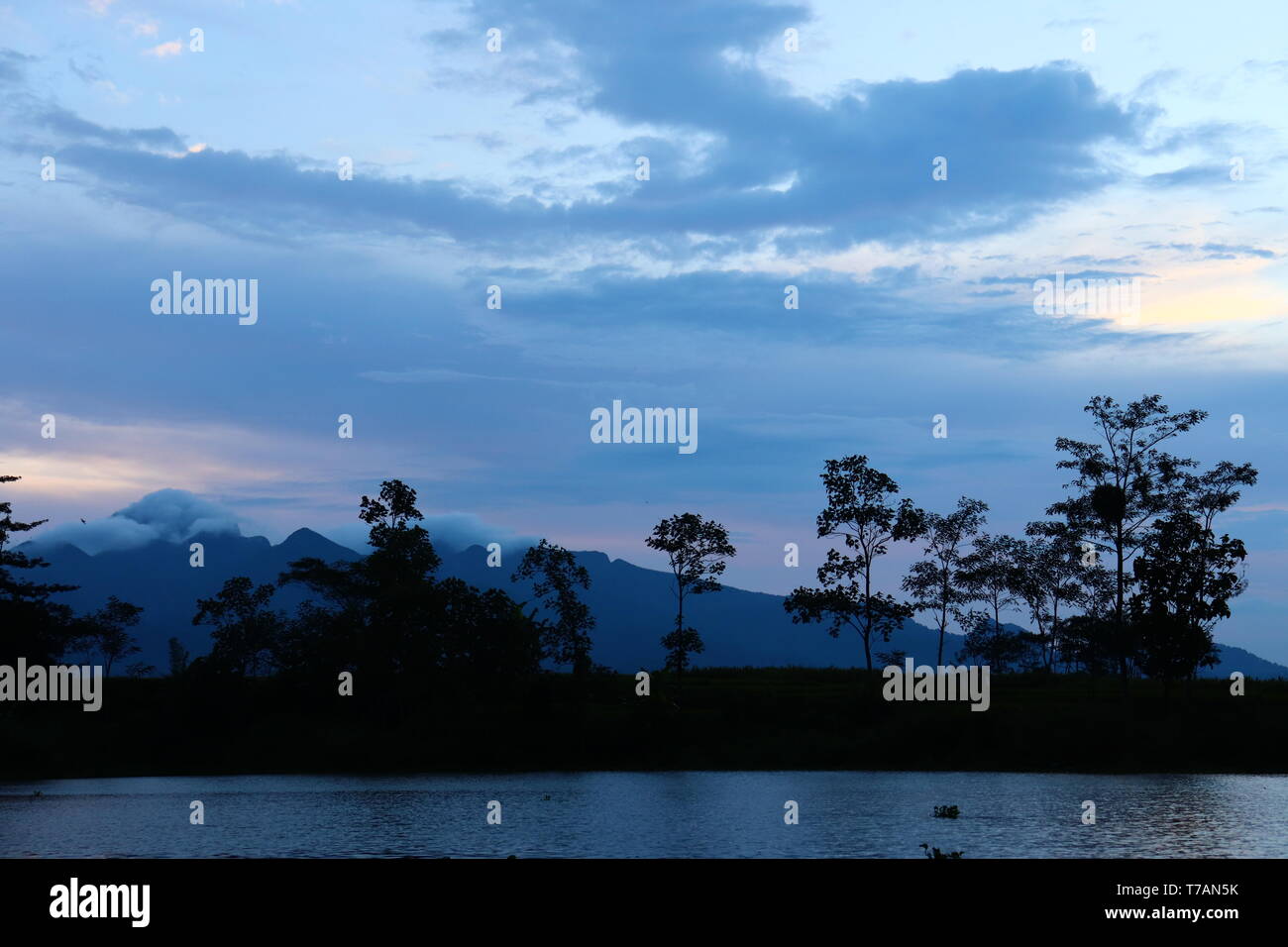 Freshwater lakes hi-res stock photography and images - Alamy