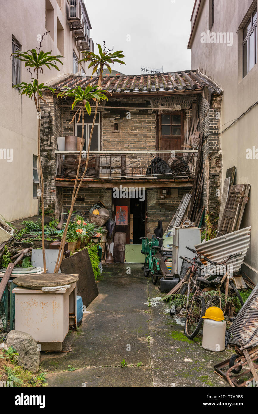 House squeezed between hi-res stock photography and images - Alamy