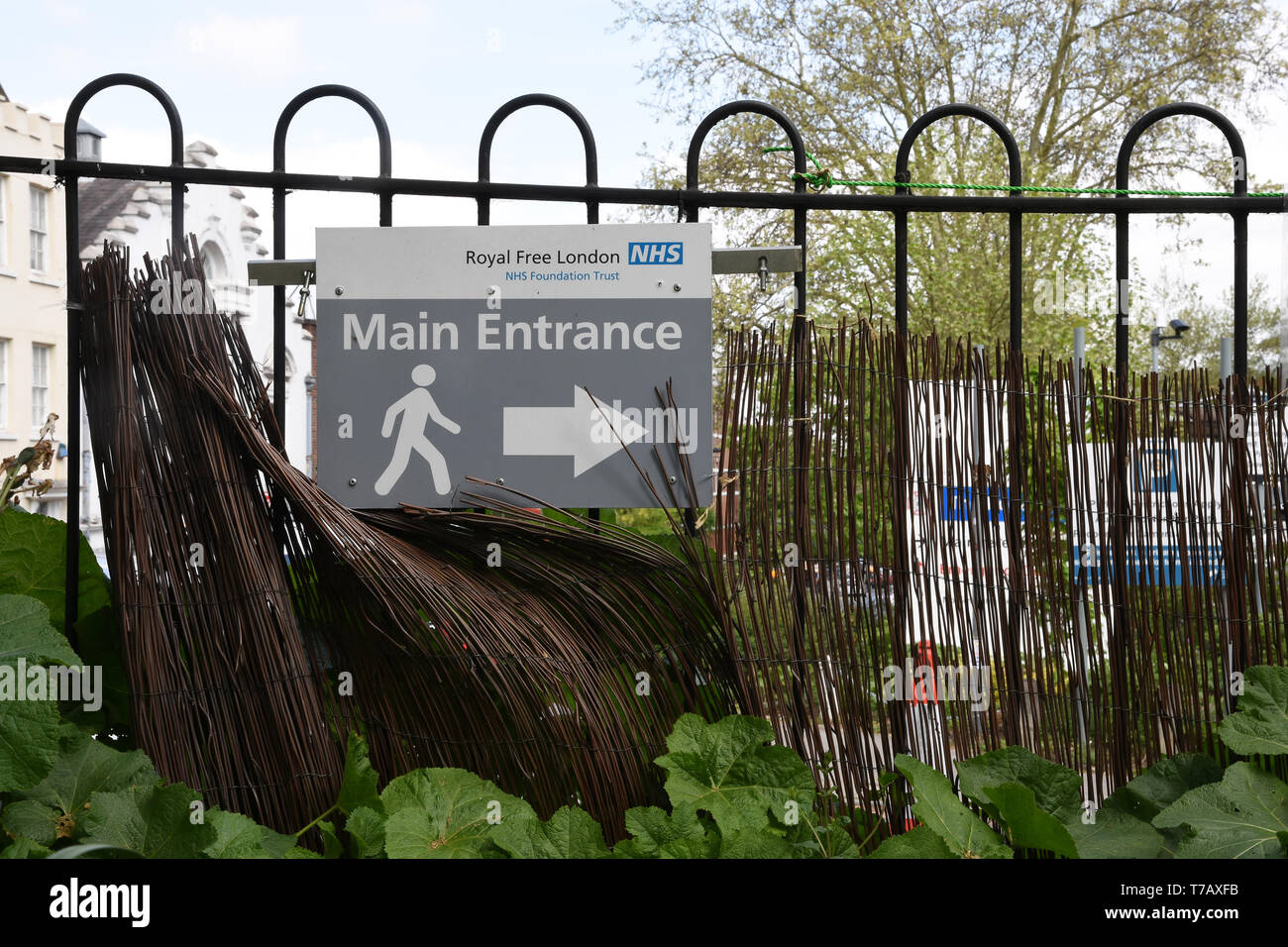Direction to the Main Entrance Sign, Royal Free Hospital, Pond Street ...