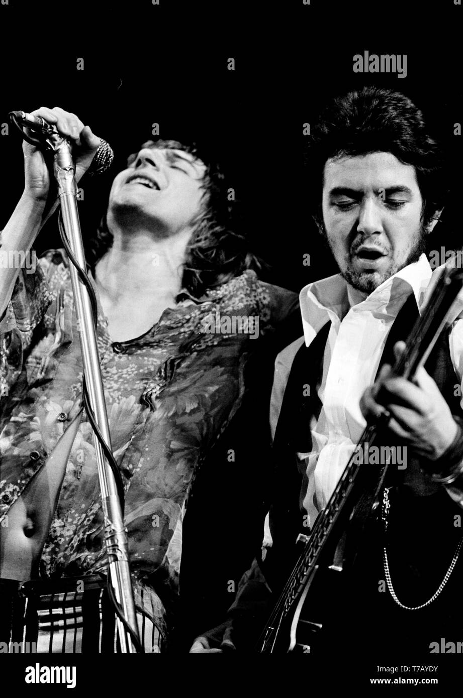 Rod Stewart 1975 Black and White Stock Photos & Images - Alamy