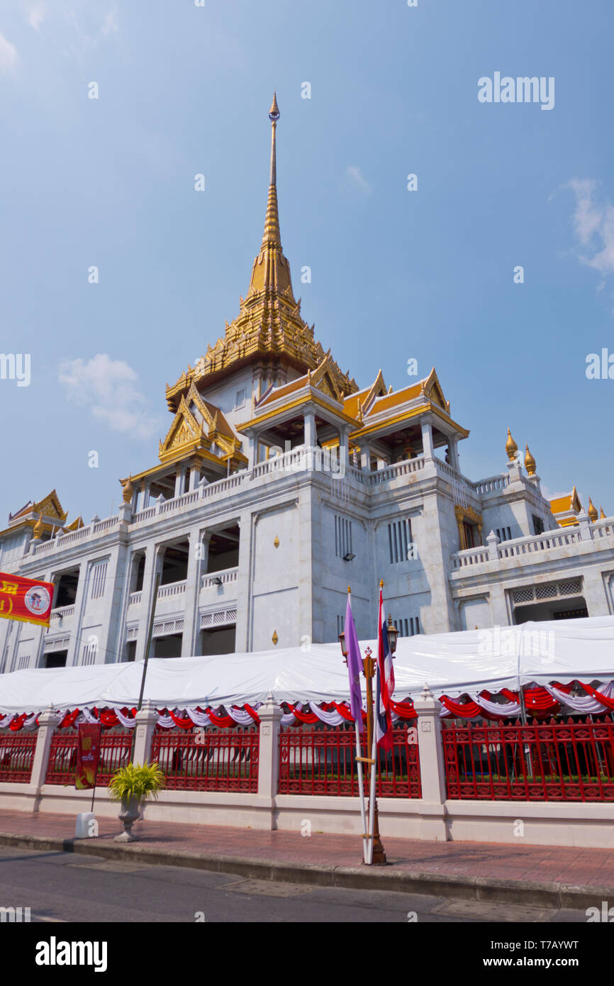 Wat Traimit, Bangkok, Thailand Stock Photo - Alamy