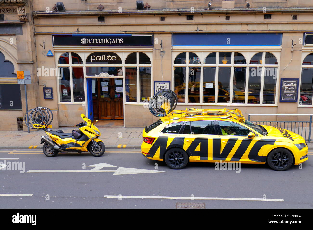 Cycling team support vehicle hi-res stock photography and images - Alamy