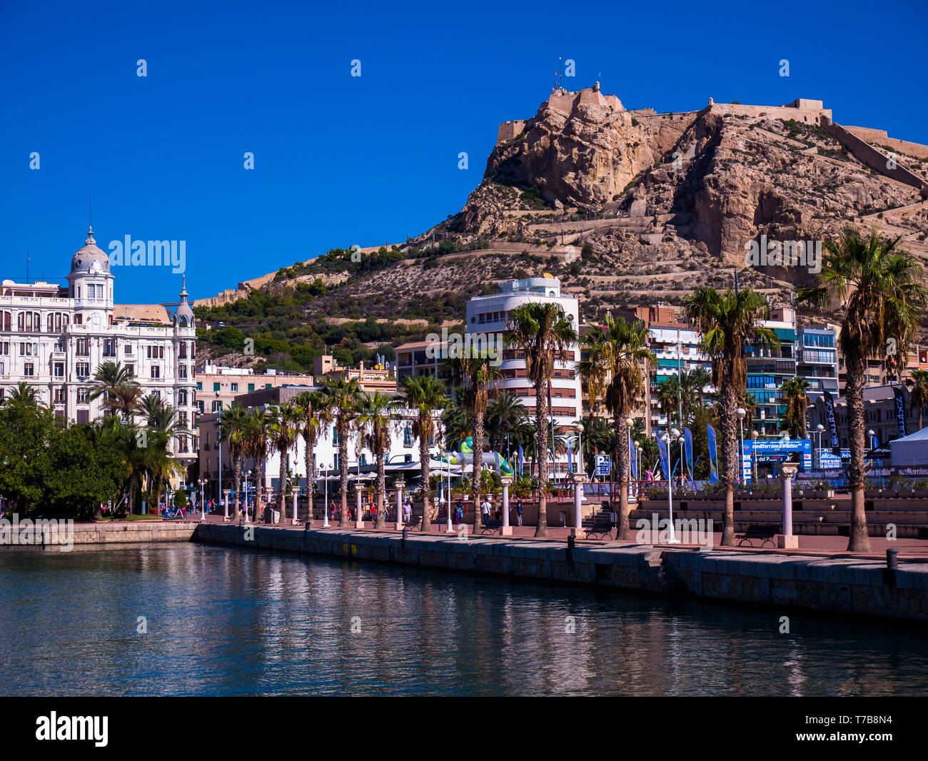 Puerto de Alicante y Castillo de Santa Bárbara al fondo. Comunidad ...