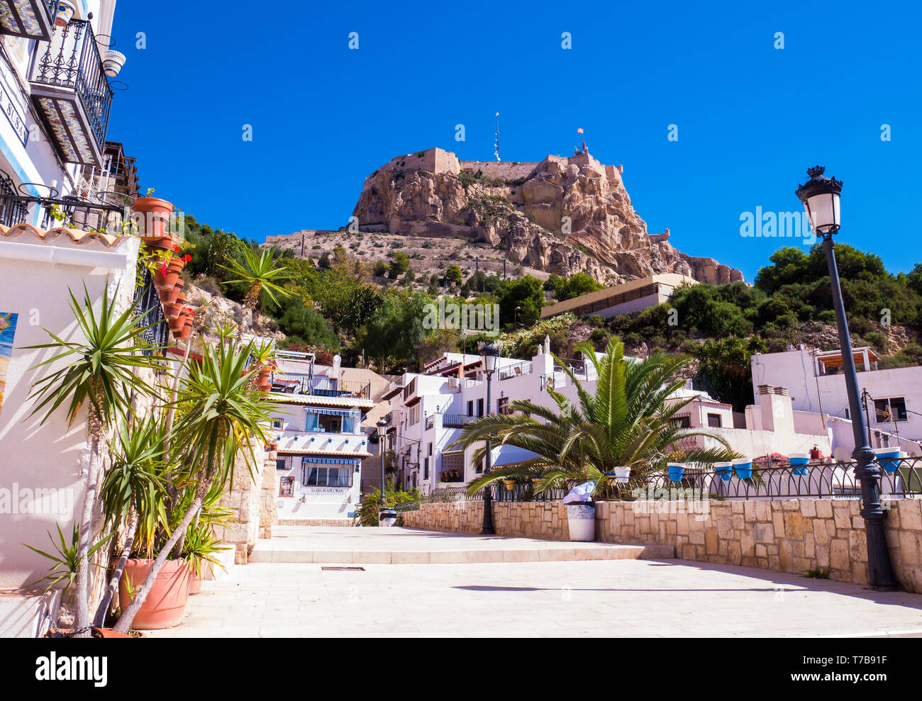 Castillo de Santa Bárbara visto desde el Barrio de Santa Cruz. Alicante ...