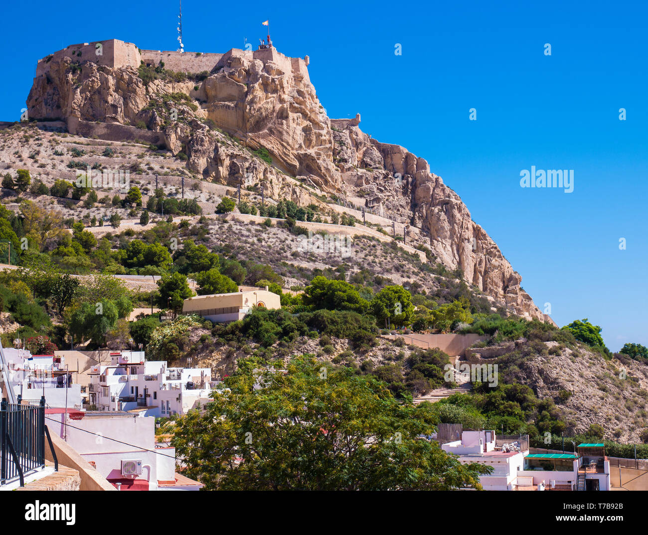 Castillo de Santa Bárbara visto desde el Barrio de Santa Cruz. Alicante ...