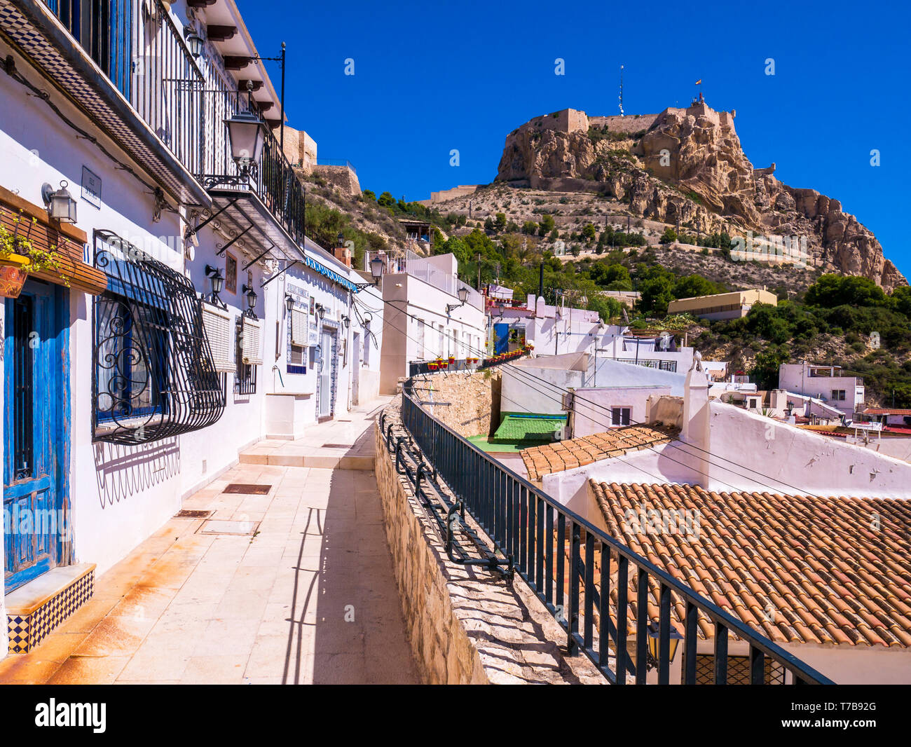 Castillo de Santa Bárbara visto desde el Barrio de Santa Cruz. Alicante ...