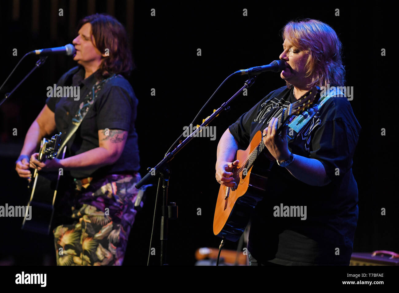 Indigo girls perform hi-res stock photography and images - Alamy