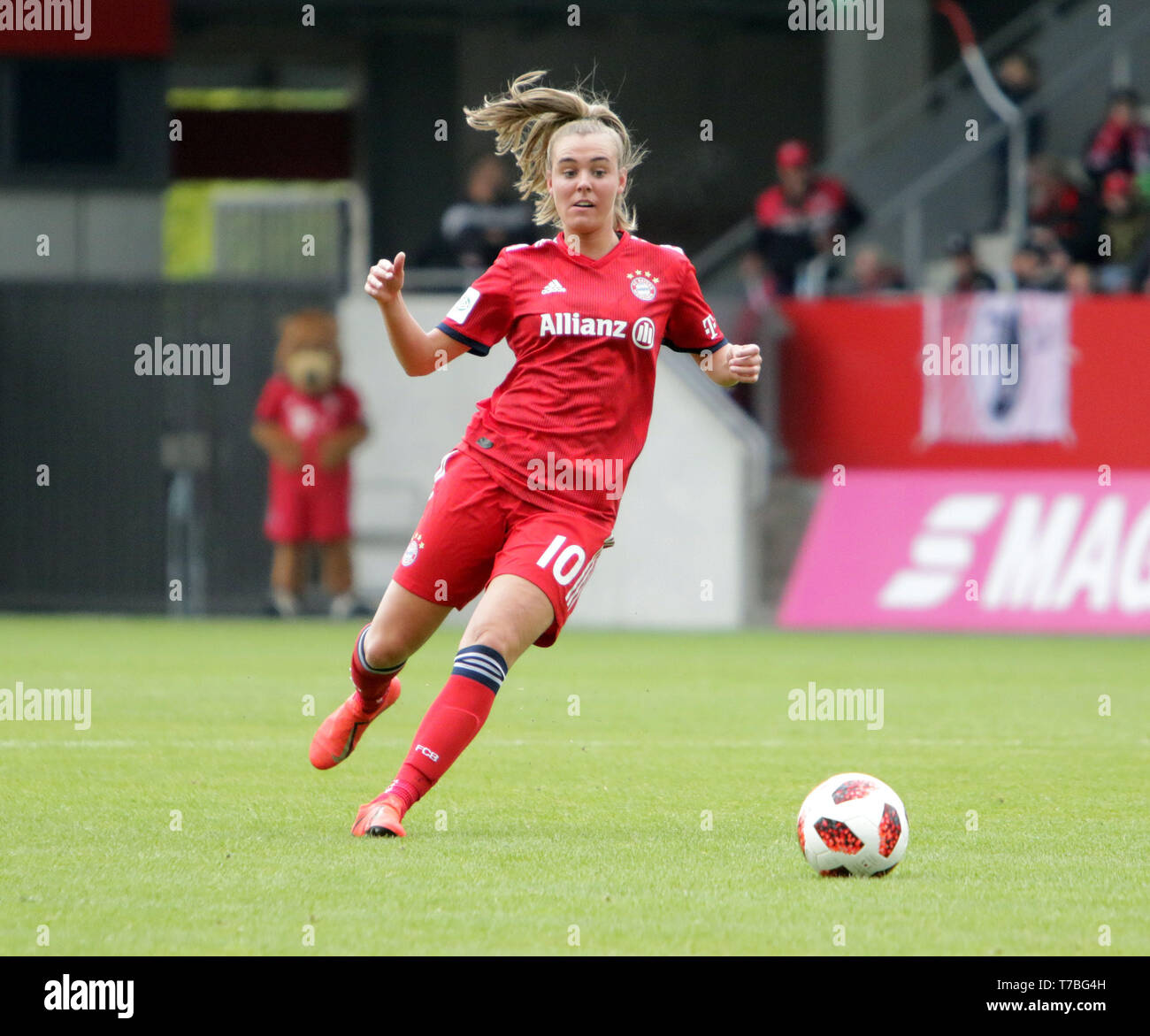 Fc bayern muenchen vs sc freiburg hi-res stock photography and images ...