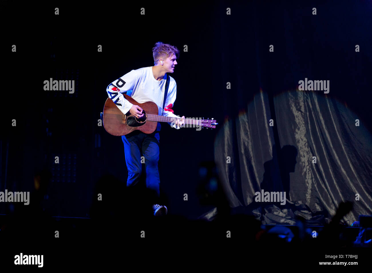 Liverpool, UK. 5th May 2019. Guitarist, George Smith, performs with his ...